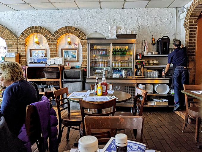 Inside, brick arches and simple wooden furniture create that perfect "no-frills" atmosphere where the food, not the decor, takes center stage.