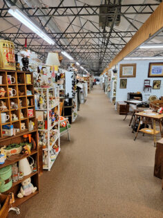 The Huge Antique Store In Ohio Where $35 Fills An Entire Shopping Cart