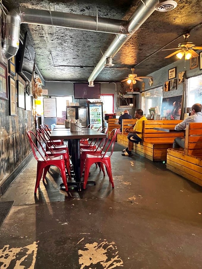 Red metal chairs and wooden benches create the perfect no-frills setting for serious eating. This isn't a place for selfies&mdash;it's a place for seconds.