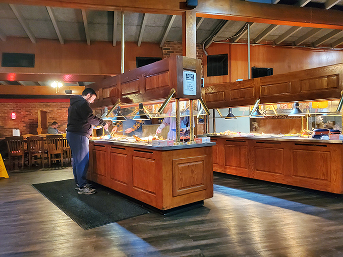 Golden glow, clinking trays, and the scent of fried chicken&mdash;this buffet feels like a Sunday dinner that never ends.