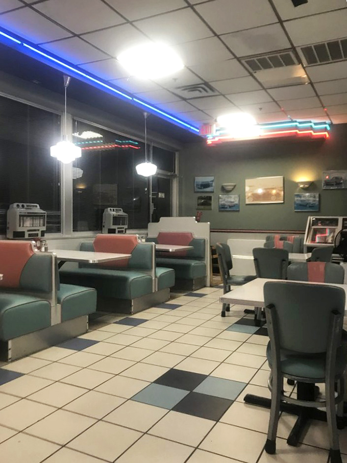 Neon lights, pastel booths, and tabletop jukeboxes — Jay’s Diner feels like stepping straight into a retro time capsule.