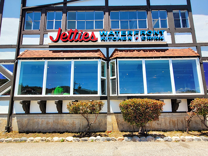 Jetties Waterfront Kitchen & Drink promises panoramic lake views with your meal. The windows are so large they should charge the scenery rent.