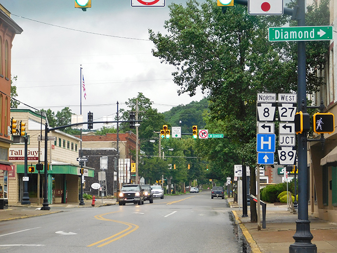 Diamond Street welcomes you with its charming blend of historic buildings and modern convenience&mdash;where traffic jams mean three cars waiting at the light. 