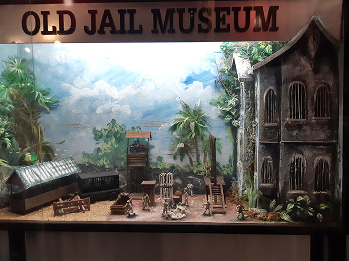 This miniature diorama offers a glimpse into prison life without the inconvenience of actually being sentenced. History in bite-sized form!