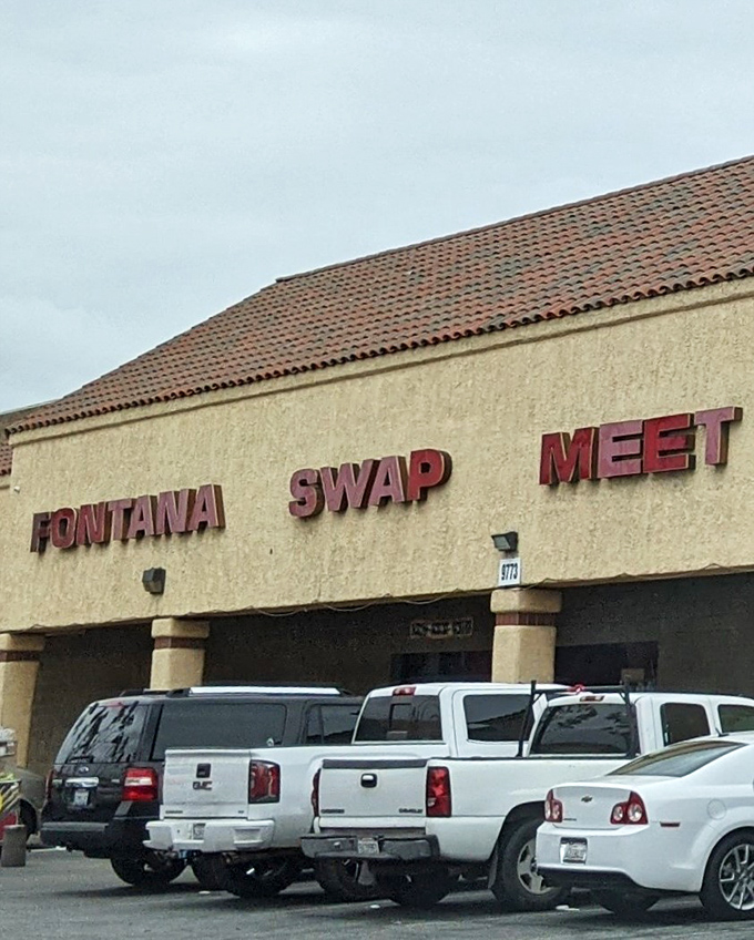 Spanish-style roof tiles and bold signage mark the entrance to this indoor bazaar. It's like the Las Vegas of shopping&mdash;once you're inside, you'll forget what time it is.