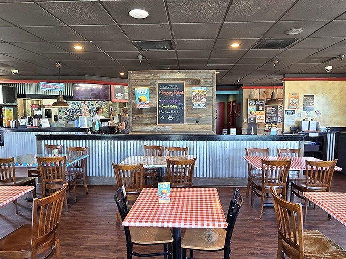 Red checkered tablecloths and corrugated metal &ndash; where comfort food meets no-nonsense barbecue brilliance.