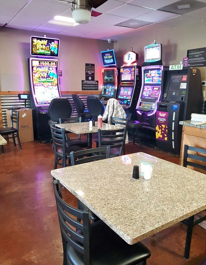 Gaming machines and simple tables create that quintessential Chicago neighborhood vibe&mdash;where the focus is on the food, not the furniture.