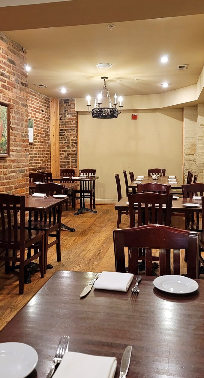 Exposed brick walls and warm wooden tables create that "I've discovered something special" feeling. The kind of place where memories are made between courses.