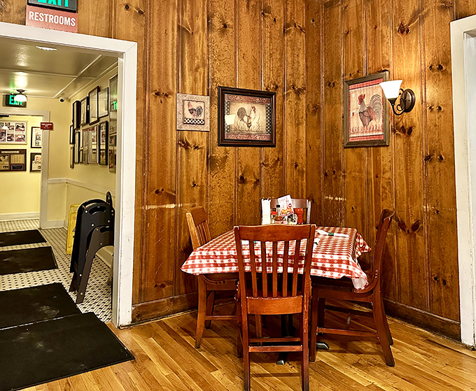 Wooden walls and checkered tablecloths—this isn't retro design, it's just never stopped being perfect since day one.