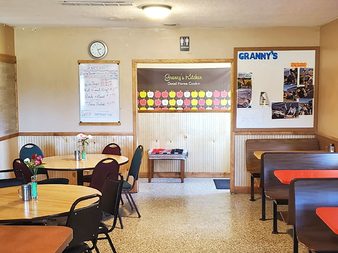 No designer lighting or trendy decor here&mdash;just honest surroundings where the food does all the talking. Those apple decorations aren't just cute; they're a promise of homestyle cooking.