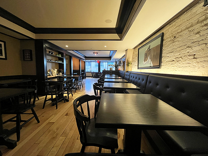 Dark wood, leather banquettes, and white brick walls create that rare atmosphere where both first dates and business deals flourish equally well.