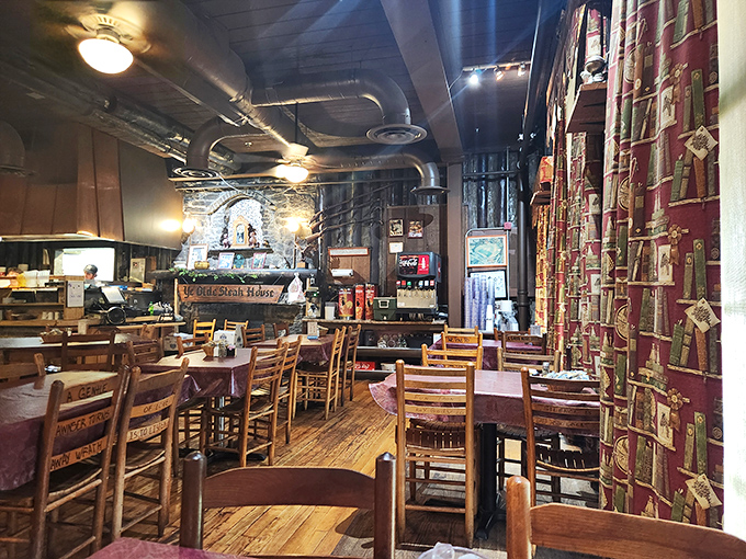 Step inside and time slows down – wooden beams, simple chairs, and decades of dining memories create an atmosphere no designer could replicate.