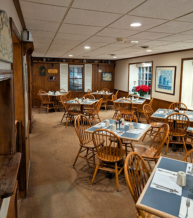 Windsor chairs and wood paneling create that "Sunday at grandma's" feeling. No designer needed when comfort is the priority.