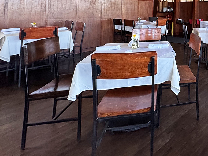 Simple elegance defines the dining room &ndash; wooden tables with crisp white cloths say, "We're serious about our seafood, but you can leave your tie at home."