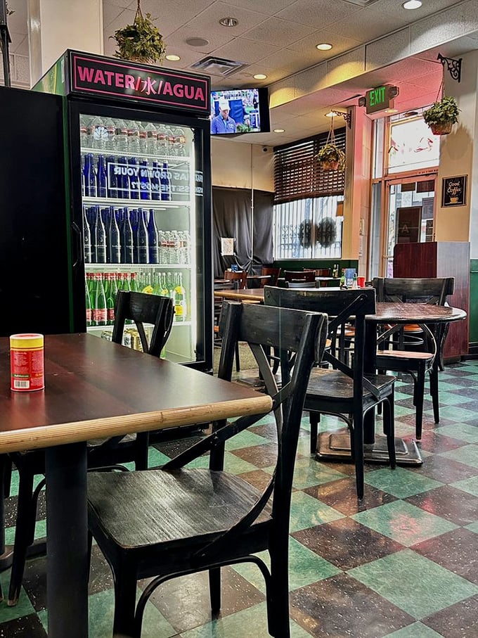 Checkered floors and simple wooden tables create that perfect "no-frills, all-thrills" atmosphere where the food, not the decor, does the talking. 
