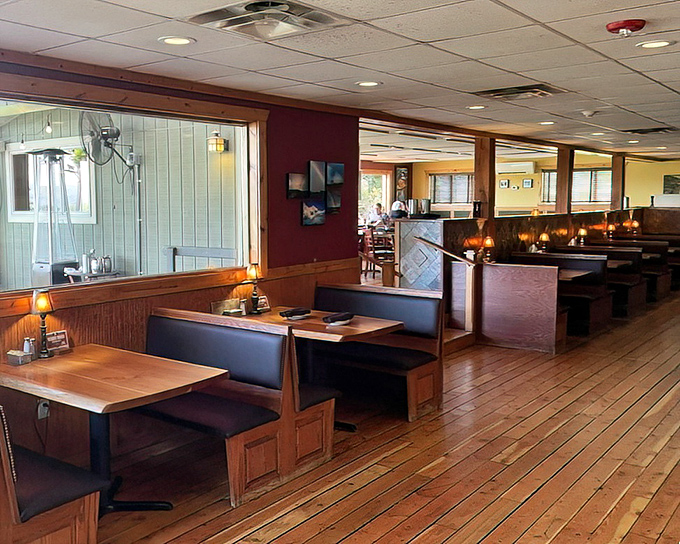 Warm wooden booths bathed in golden light create that rare atmosphere where you instantly know good things are about to happen to your taste buds.