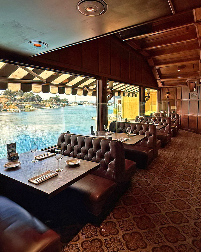 Leather booths and panoramic bay views create the perfect marriage of comfort and spectacle. Like sitting in your favorite armchair that somehow floats on water.