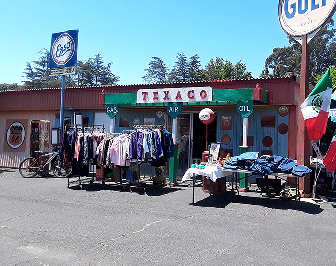 This nostalgic Texaco-themed stall proves one shopper's gas station memorabilia is another's perfect man-cave d&eacute;cor.