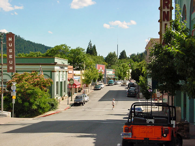 Downtown Dunsmuir offers that perfect small-town vibe&mdash;where parking is plentiful, pace is leisurely, and nobody's rushing to a soul-crushing commute.