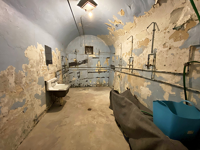 Prison bathroom facilities weren't exactly spa-like. This communal washroom would make even the most budget-conscious hotel guest appreciate modern plumbing.