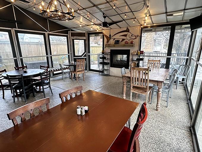 Inside, wagon wheel chandeliers and sunlit spaces create an atmosphere where comfort food feels right at home.