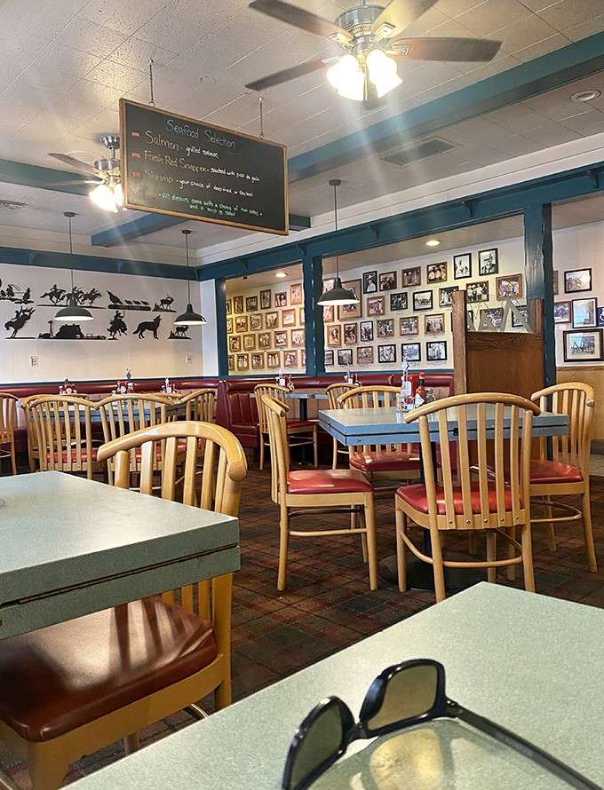 The unassuming exterior of Pappy's hides culinary treasures within, like a delicious speakeasy that everyone's allowed to talk about.