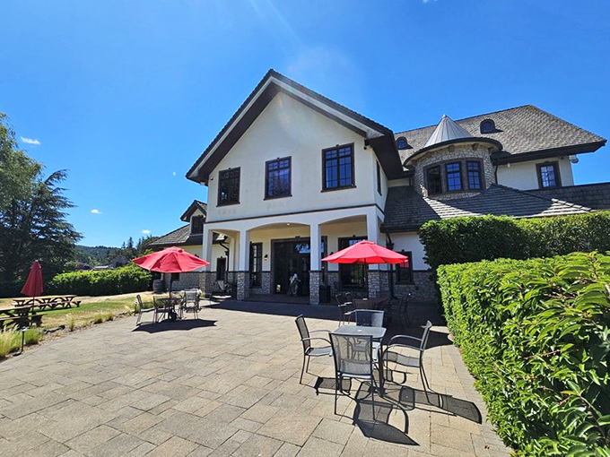 European-style ch&acirc;teau offers elegant wine tastings in settings that transport you across the Atlantic.