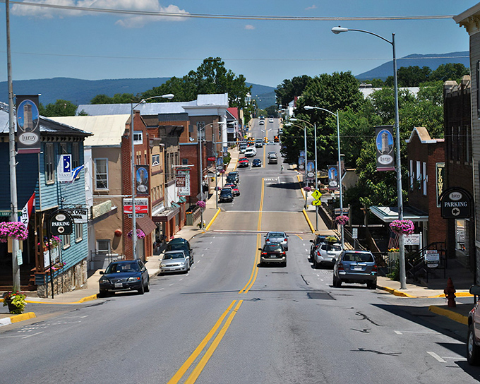Luray's main drag looks straight out of a Hallmark movie &ndash; minus the improbable Christmas romances.