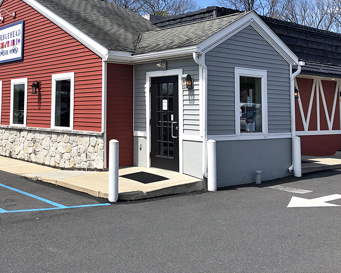 New England charm meets Pennsylvania hospitality in this cozy cottage that takes chowder seriously as Sunday service.