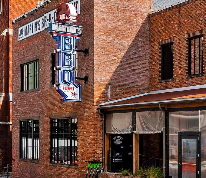 Downtown Nashville's brick beauty serves up more than just atmosphere&mdash;it delivers legendary barbecue traditions.