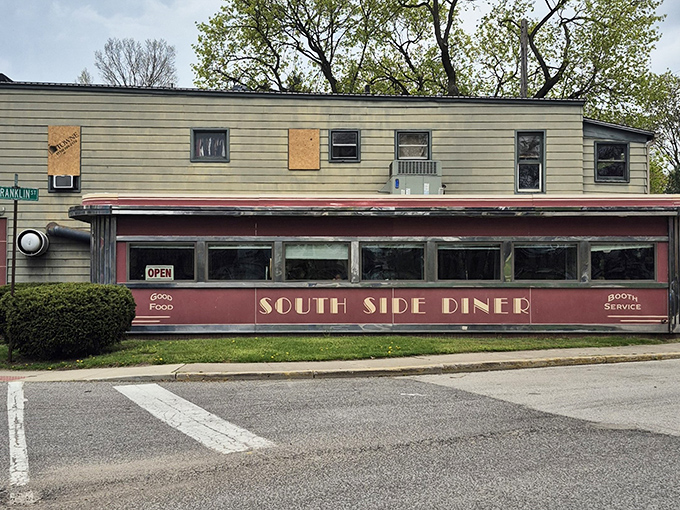 This is the kind of place that smells like a mix of grilled onions, nostalgia, and a well-lived-in vinyl booth&mdash;the real deal.