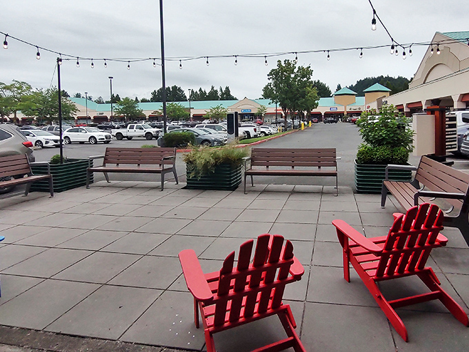Red chairs invite weary shoppers to rest while planning their next bargain-hunting expedition.