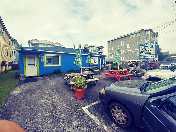 Nothing says "coastal comfort food" quite like picnic tables and that welcoming seaside charm.