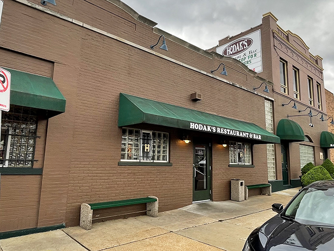 Classic brick fa&ccedil;ade, timeless chicken inside. Hodak's proves that sometimes the best things come in unassuming packages.