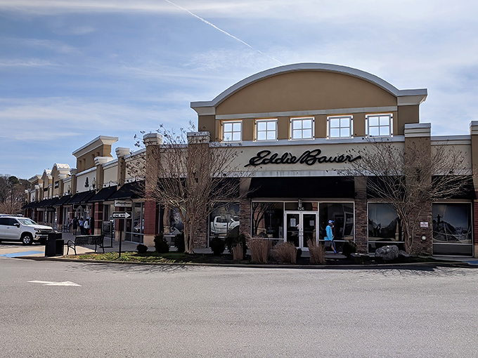 Eddie Bauer beckons shoppers into its Eastern Shore home. Like a siren song for anyone who loves outdoor gear without the outdoor prices!