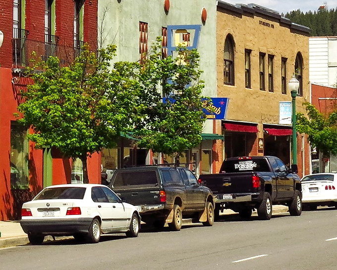 Main Street Quincy feels like stepping into a Norman Rockwell painting where time moves at coffee-shop pace.