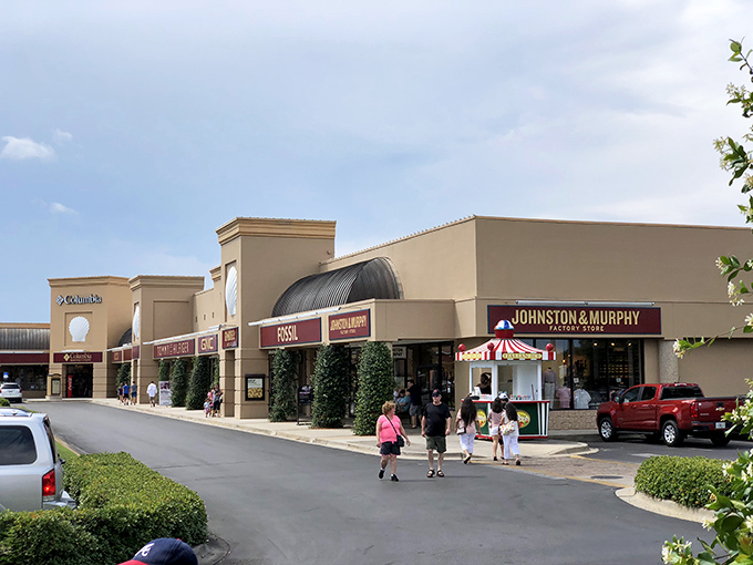 Is this an outlet mall or a fancy resort? Those fountains and outdoor cafes make bargain hunting feel downright civilized. 