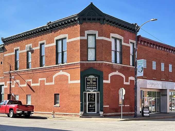 Red brick and sharp corners&mdash;like a sandwich cut diagonally, simple yet satisfying in its design.