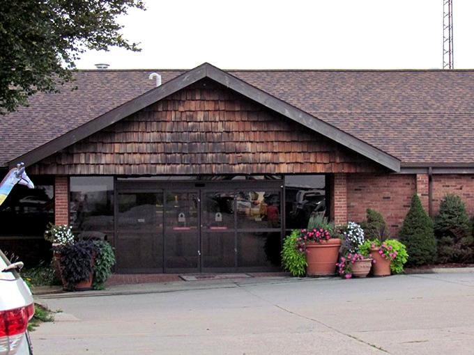 The Beef House wears its country charm like a well-seasoned cast iron skillet - perfectly.