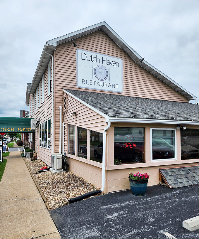 Dutch Haven Restaurant stands as a testament to comfort food's enduring appeal. Their breakfast has been solving life's problems one plate at a time.