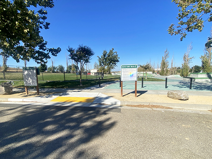 At Val de Flores Park, the informational signs are just a formality&mdash;the real story is written in the peaceful shadows cast by those welcoming trees.