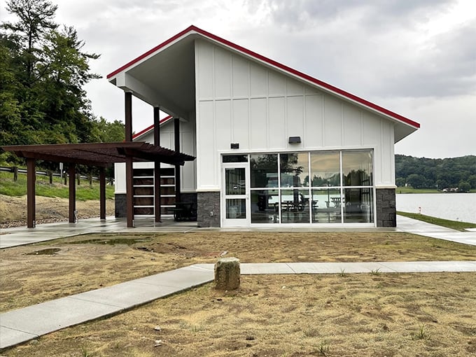 Modern architecture meets lakeside leisure—like Frank Lloyd Wright decided to design a really friendly beach house.