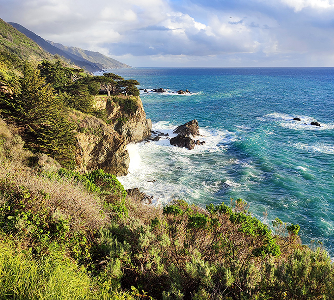 The kind of cliff-side panorama that makes you question why you ever waste time scrolling through social media instead of being here.