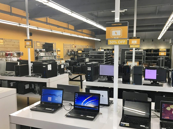 Tech heaven for the budget-conscious digital nomad. Yesterday's cutting-edge is today's bargain, proving Moore's Law applies to your wallet too.