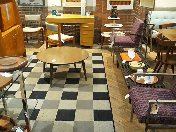 Mid-century modern meets checkerboard in this vignette that screams "Mad Men set designer's personal collection" - just add martini.