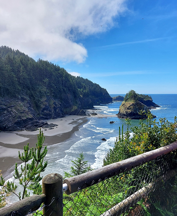 The view that launches a thousand desktop backgrounds. Harris Beach's dramatic coastline proves Mother Nature was showing off when she designed Oregon.