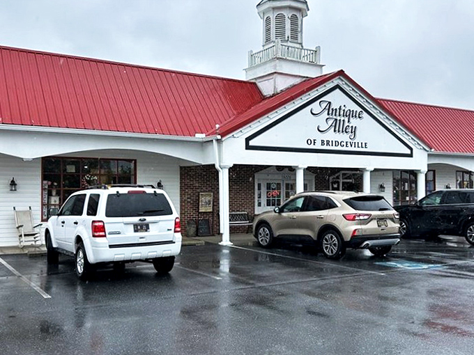 Clean lines and plenty of parking - this antique destination means serious business about your treasure hunting.