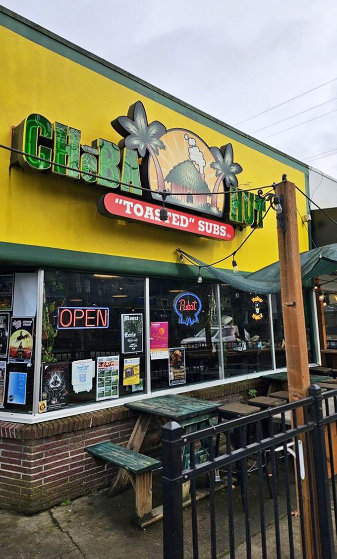 Palm trees on the mural, sandwiches in your hands, happiness in your heart. 