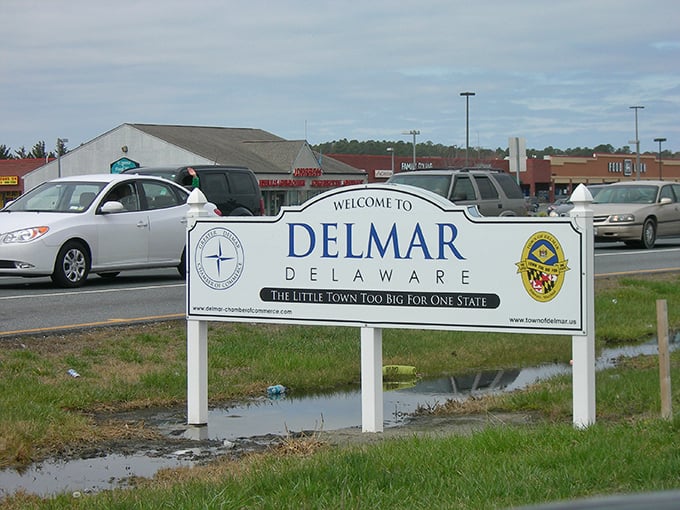 Welcome to Delmar, where even the sign can't decide which state it loves more! 