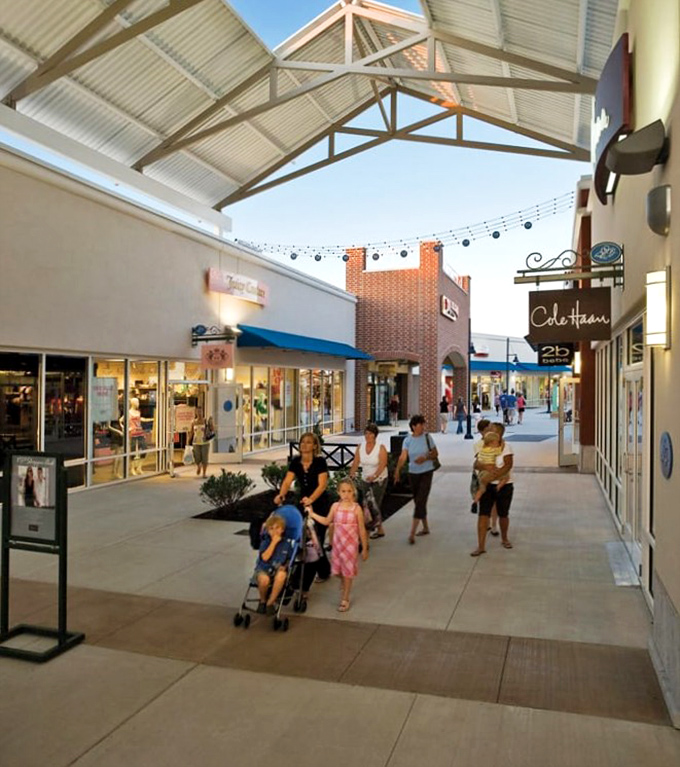 Philadelphia Premium Outlets' covered walkways: where shopping meets architectural elegance. Rain or shine, the deals must go on!